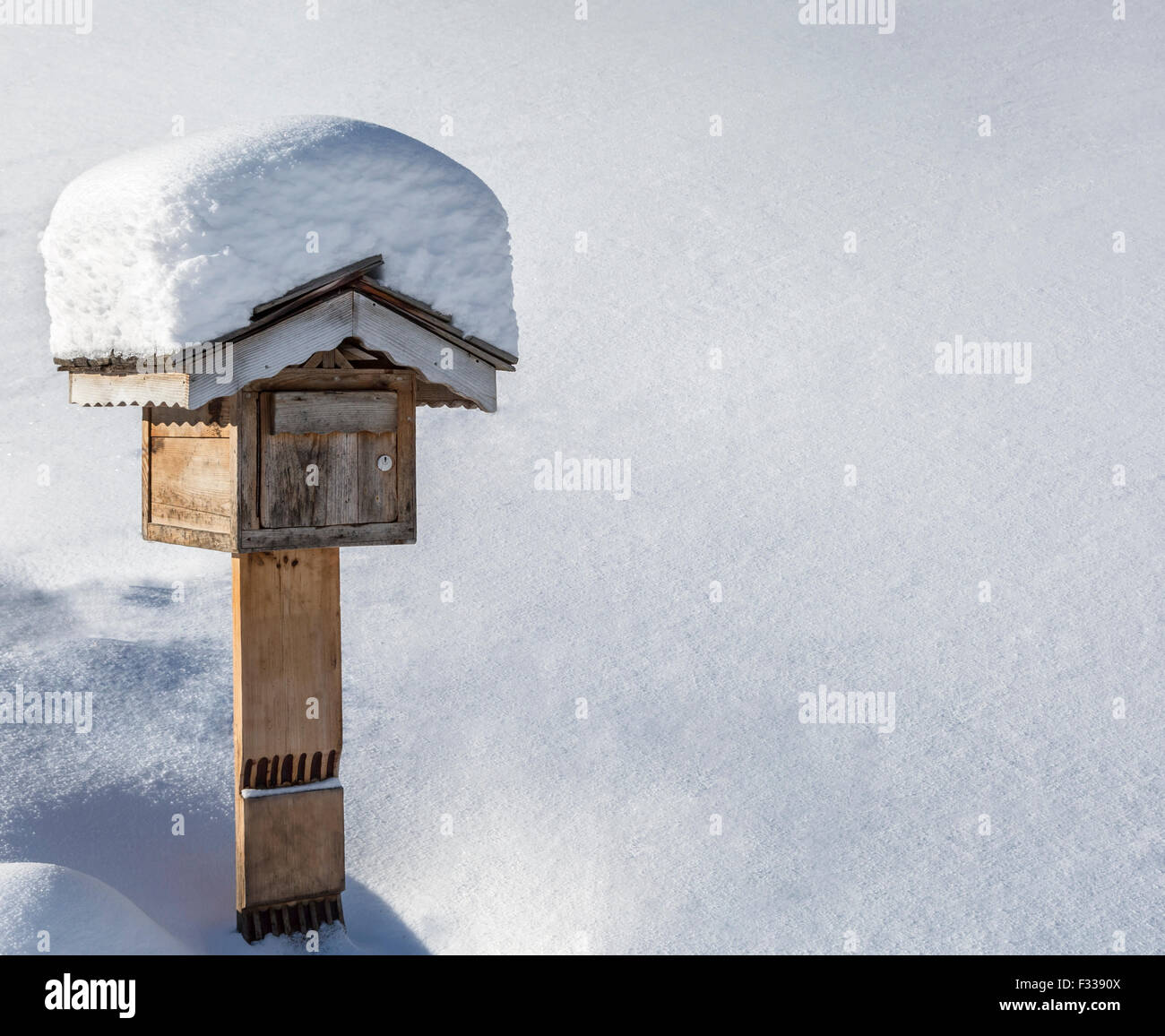 Mailbox in winter hi-res stock photography and images - Alamy
