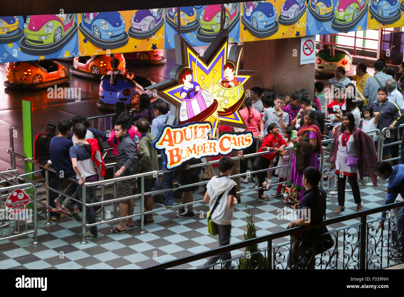 Theme park queue hi-res stock photography and images - Alamy