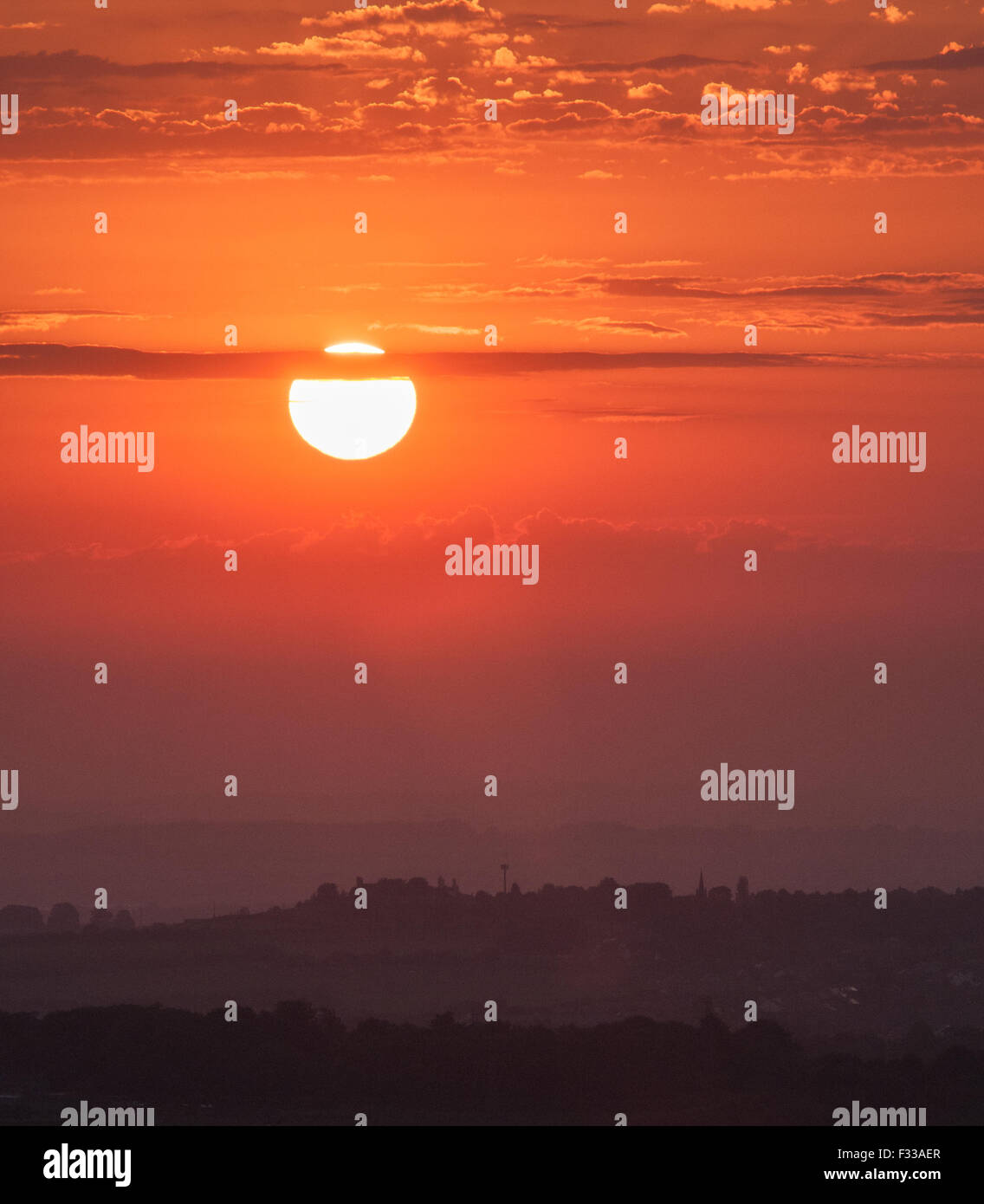 Burning red sun hi-res stock photography and images - Alamy