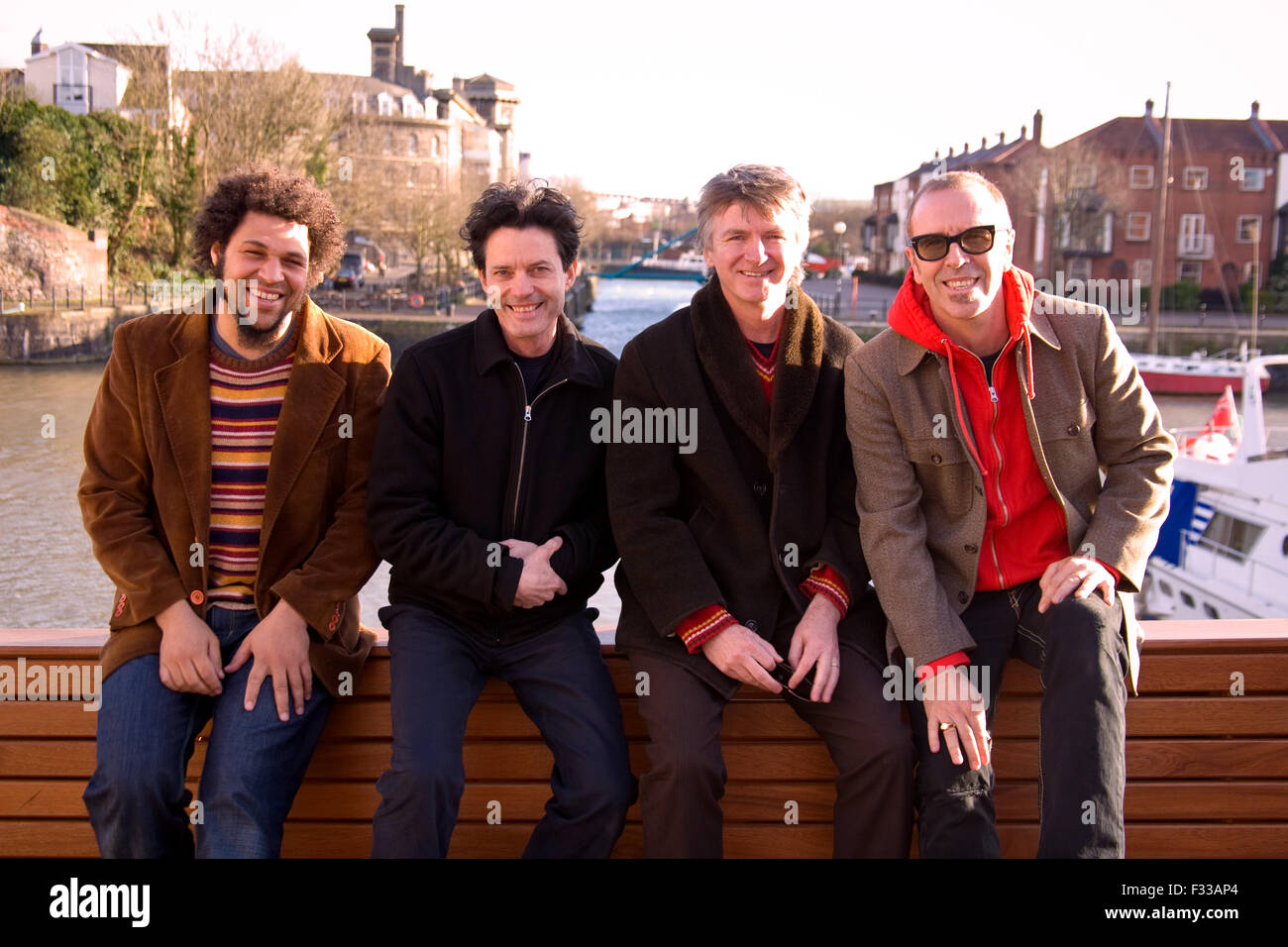 Crowed house band hi-res stock photography and images - Alamy