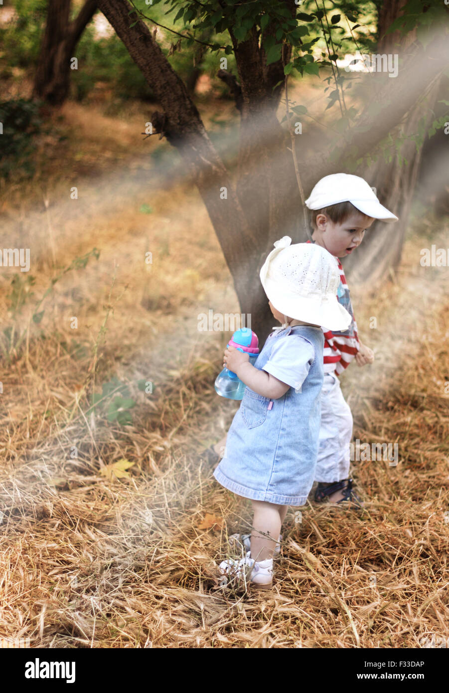 Small children hi-res stock photography and images - Alamy