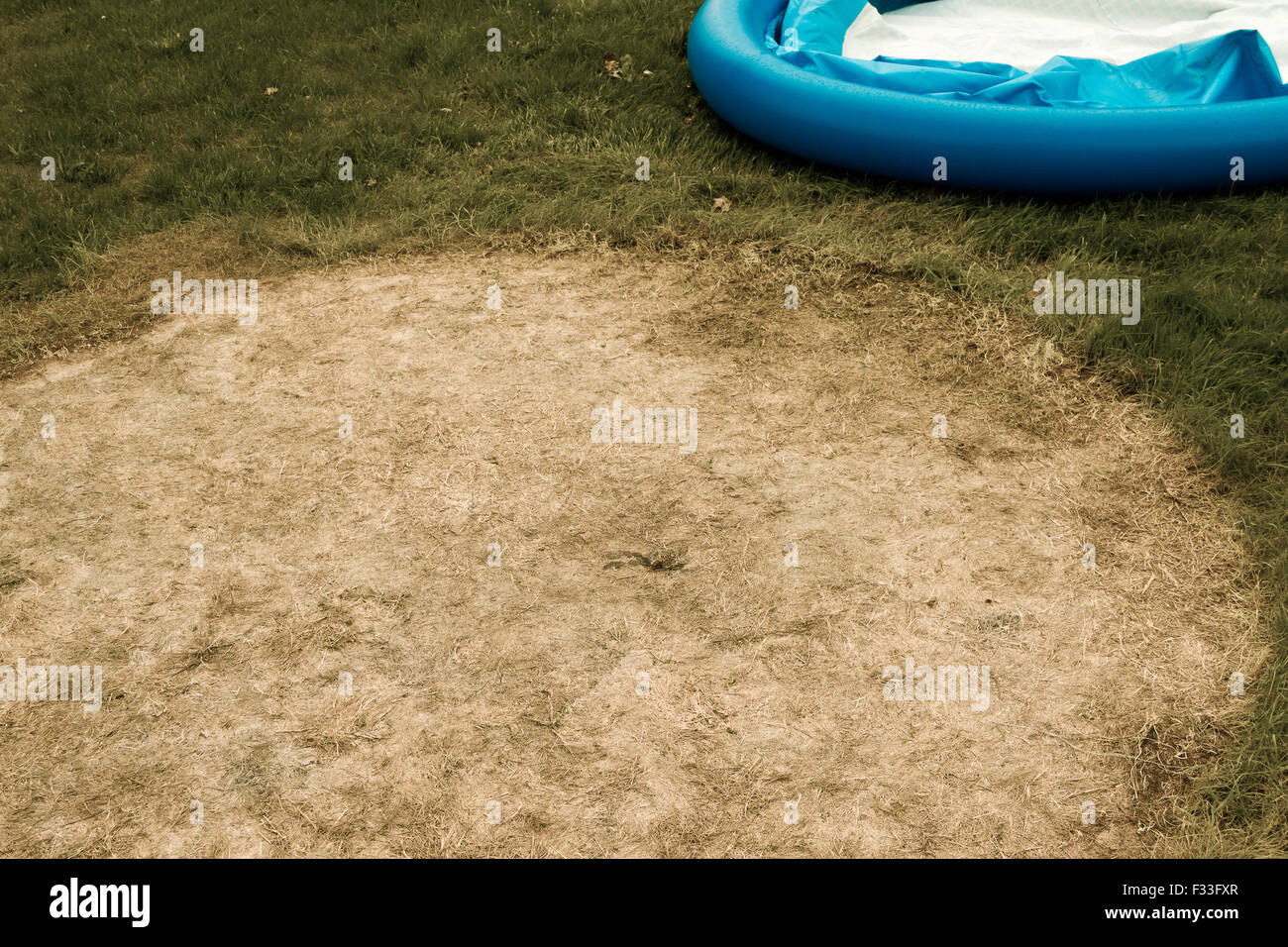 deflated swimming pool Stock Photo - Alamy