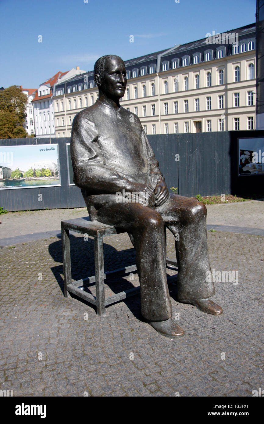 Bert Brecht-Statue vor dem Berliner Ensemble, Berlin-Mitte Stock Photo ...