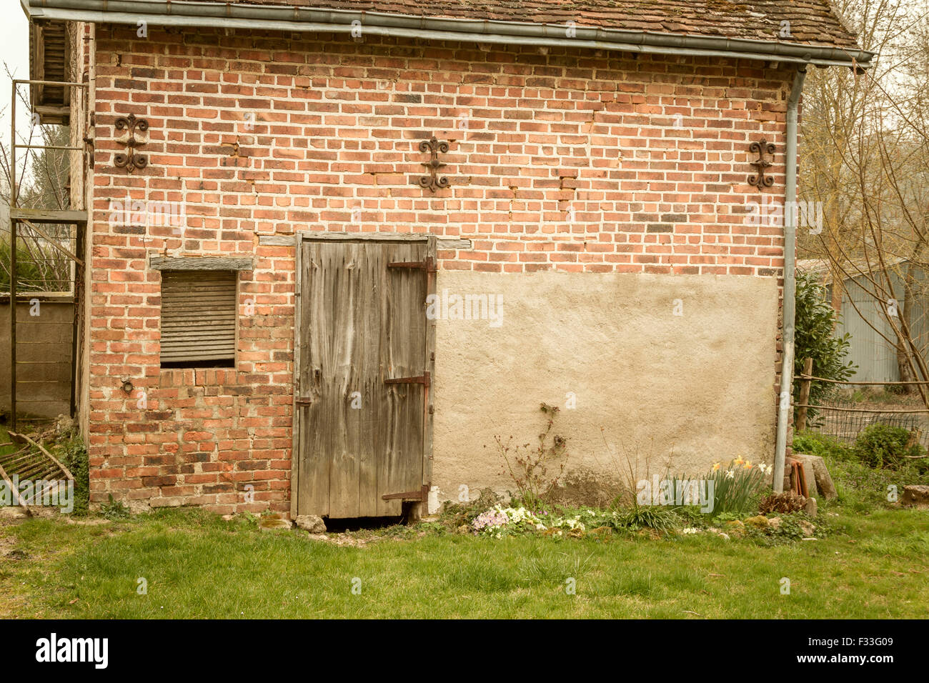 Weathered building facade Stock Photo - Alamy
