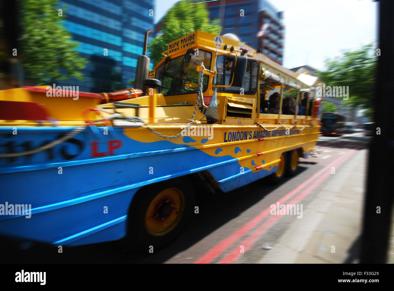 London duck amphibious dukw tourist hi-res stock photography and images ...