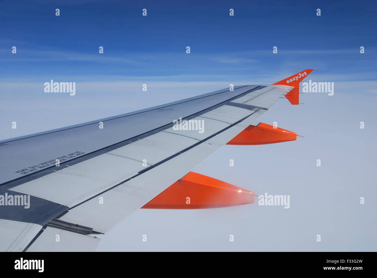 Easyjet aeroplane wing in flight hi-res stock photography and images ...