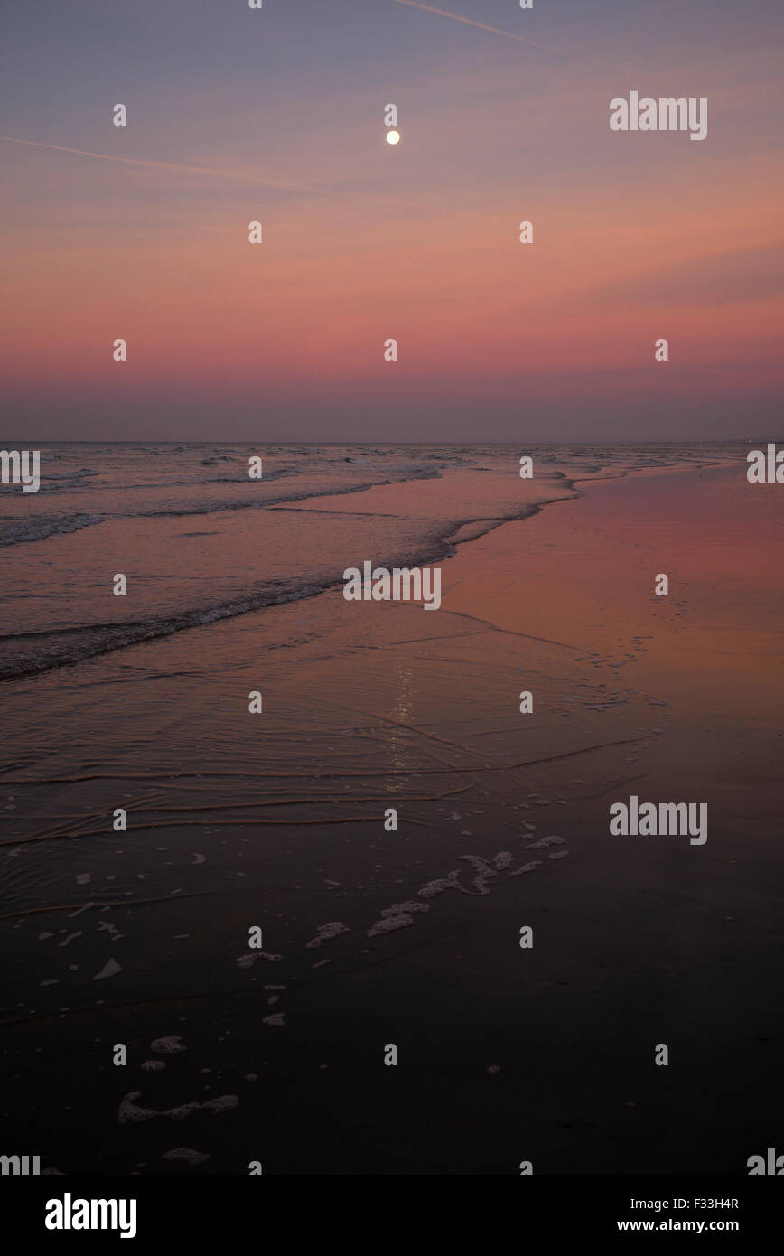 Full moon over Brighton beech at sunrise Stock Photo - Alamy
