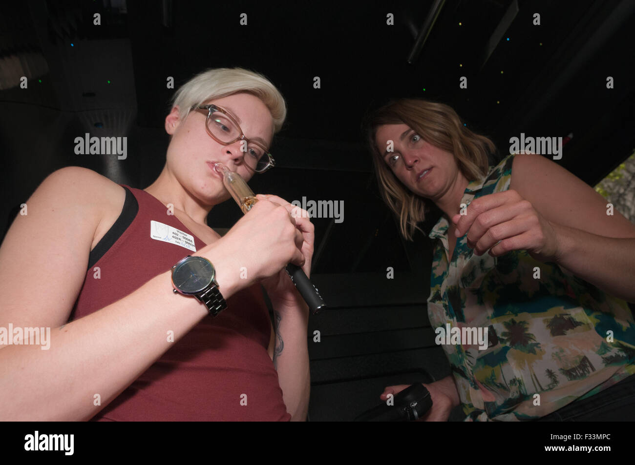 Teens smoking hi-res stock photography and images - Alamy