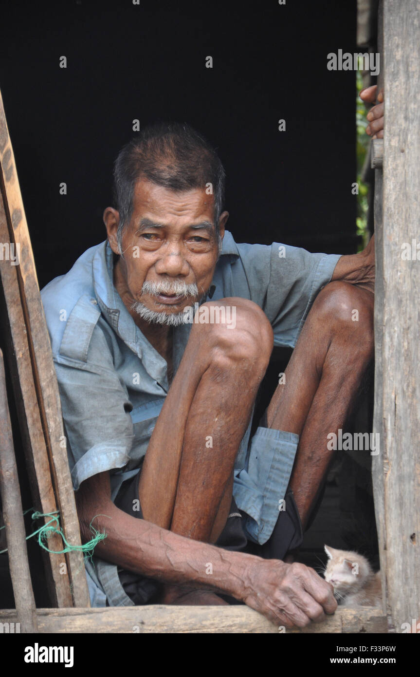 Poor old man at home hi-res stock photography and images - Alamy