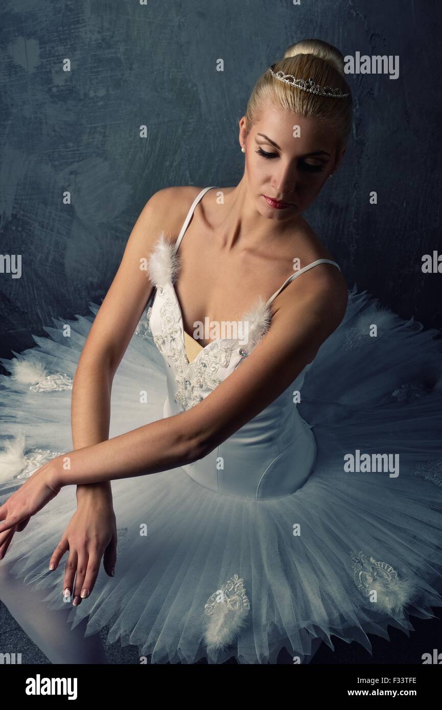 Beautiful ballet dancer Stock Photo - Alamy