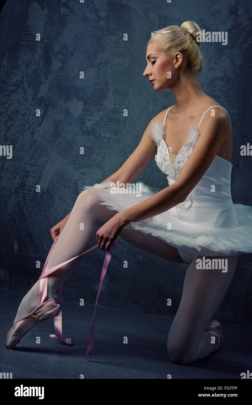 Beautiful ballet dancer Stock Photo - Alamy
