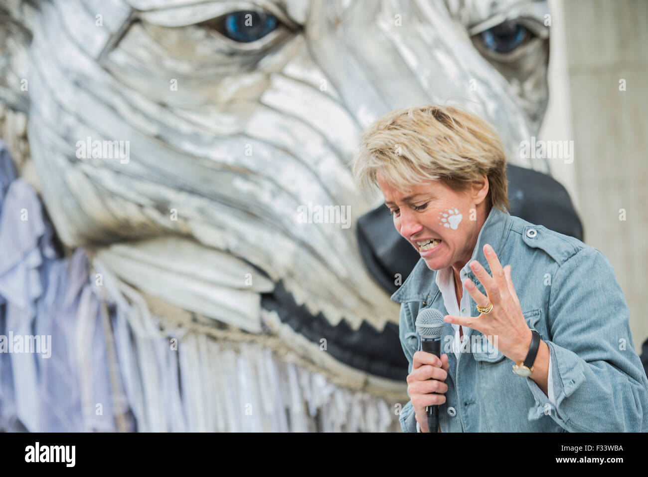 Angry polar bear hi-res stock photography and images - Alamy