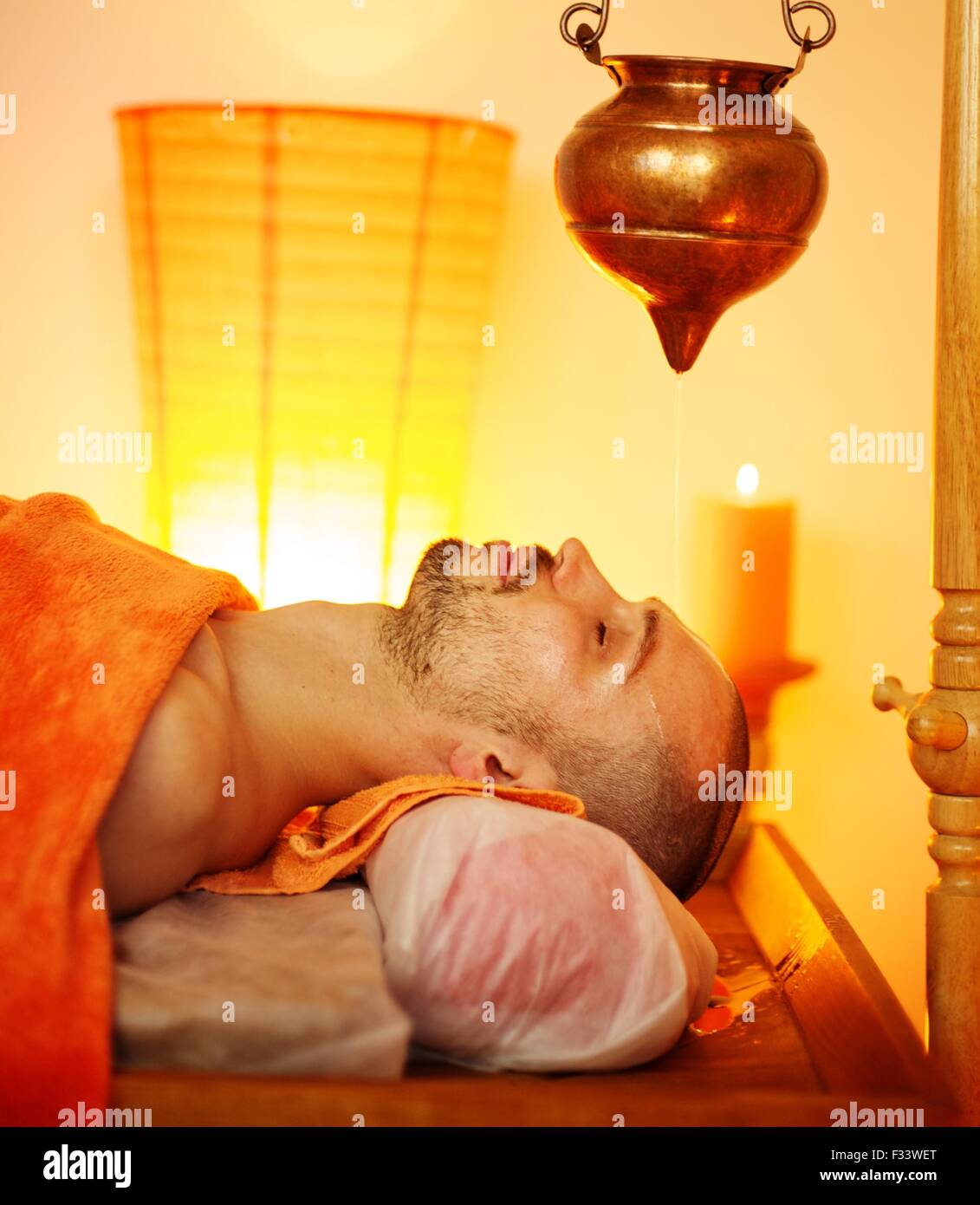 Shirodhara treatment hi-res stock photography and images - Alamy