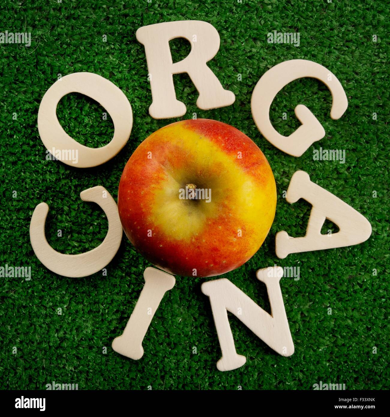 Thw word organic written on green background Stock Photo - Alamy