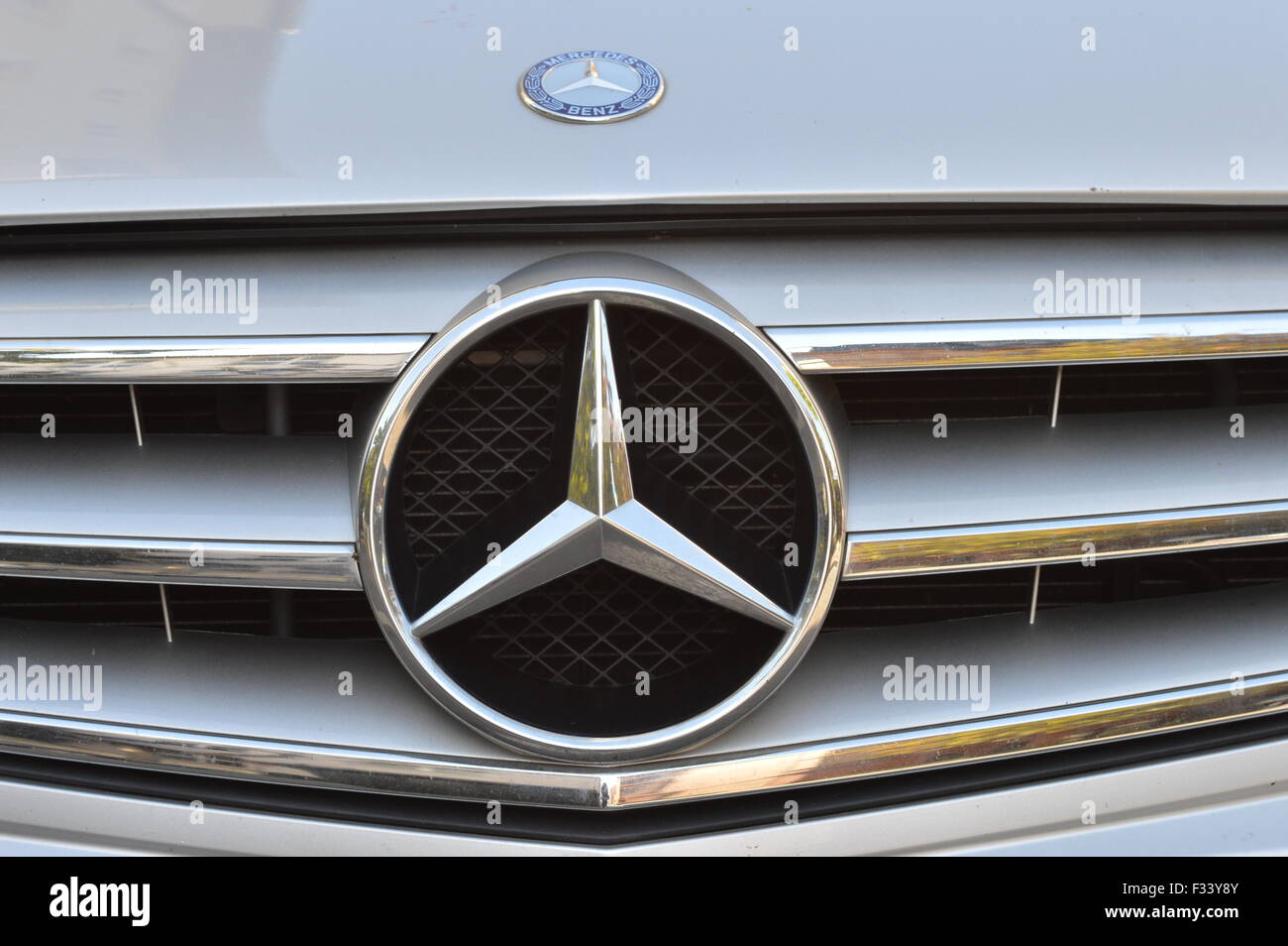 Mercedes emblem hi-res stock photography and images - Alamy