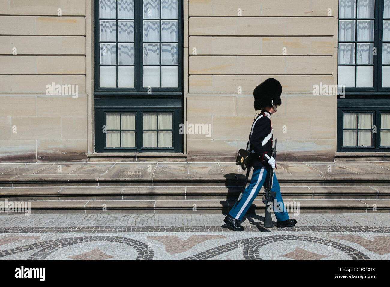 Royal guard amalienborg palace hi-res stock photography and images - Alamy