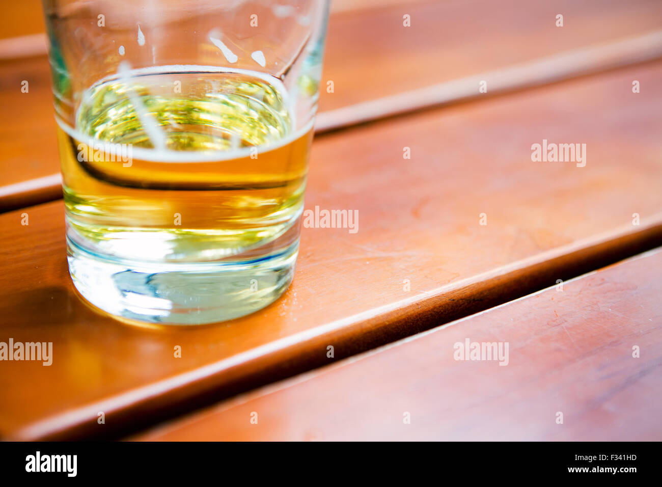 Empty beer glass table hi-res stock photography and images - Alamy