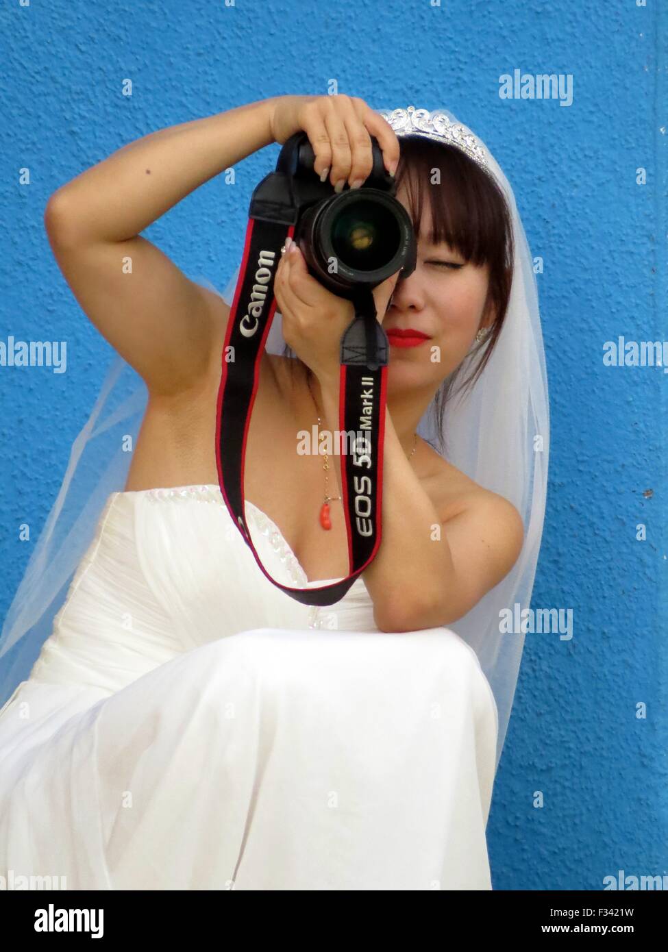 a view of a photographer bride Stock Photo - Alamy