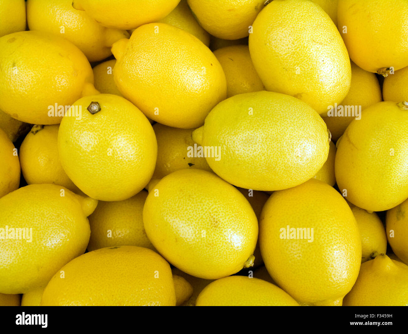 Agricultural background; a pile of beautiful lemons Stock Photo - Alamy