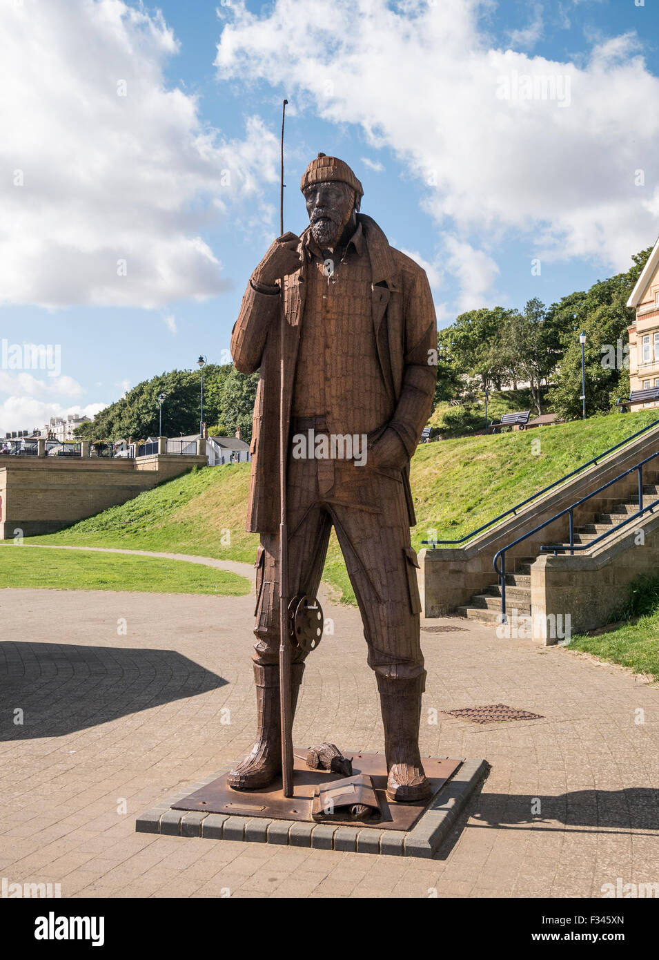 Filey Fisherman Sculpture by Ray Lonsdale Yorkshire UK Stock Photo - Alamy