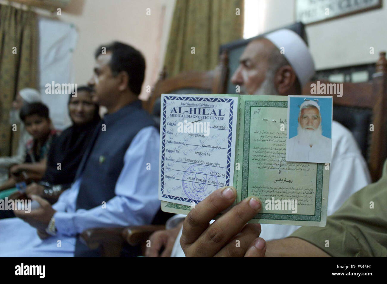 Hajj pilgrims mina hi-res stock photography and images - Alamy