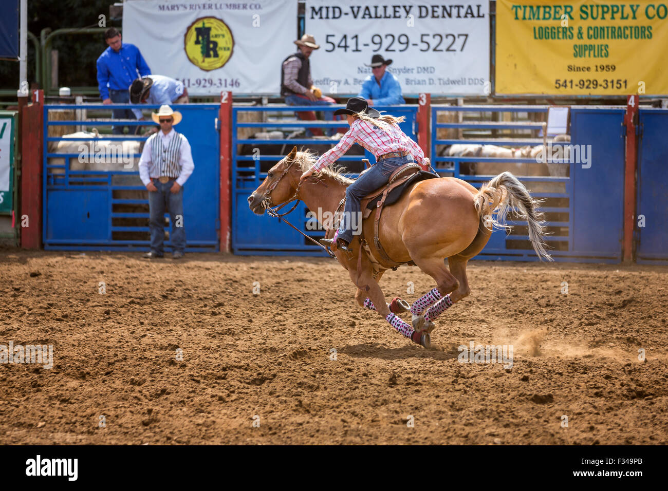 Barrel race hi-res stock photography and images - Alamy