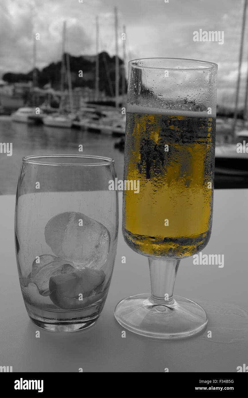Drinks at the harbour Stock Photo - Alamy