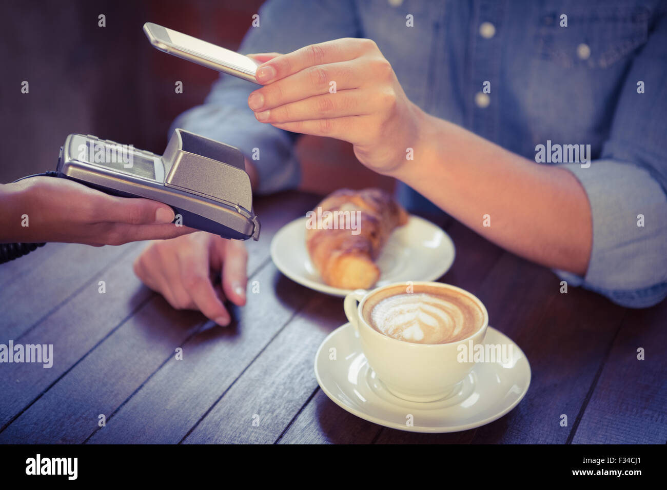 Paying smartphone hi-res stock photography and images - Alamy