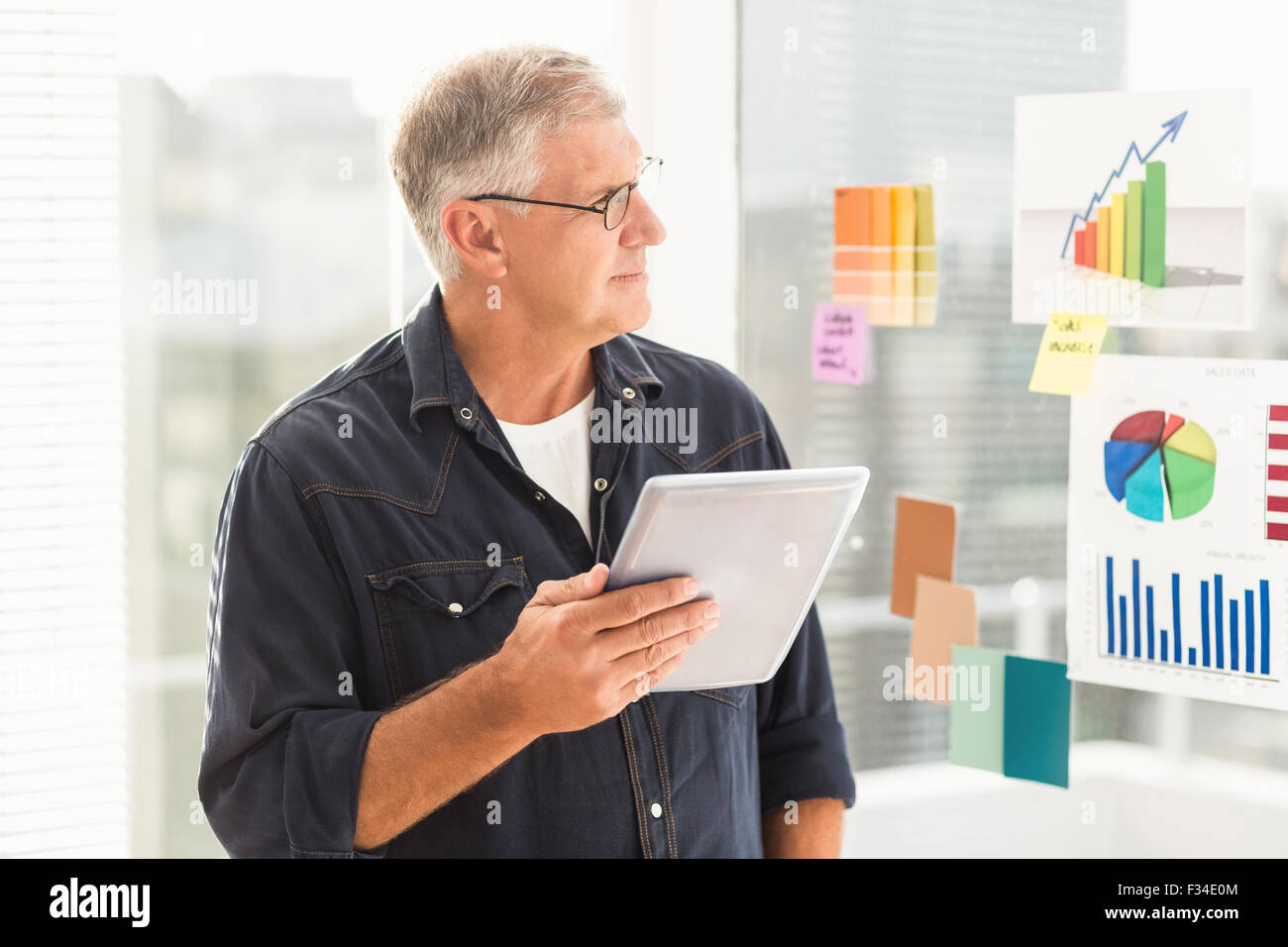 Businessman charts hi-res stock photography and images - Alamy