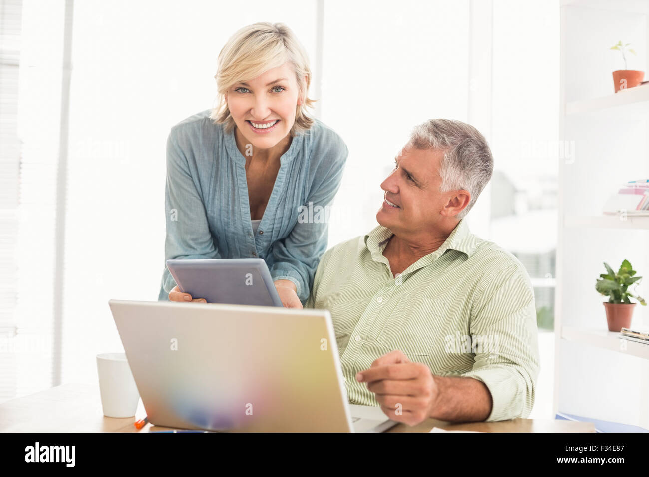 Team business talking computer hi-res stock photography and images - Alamy
