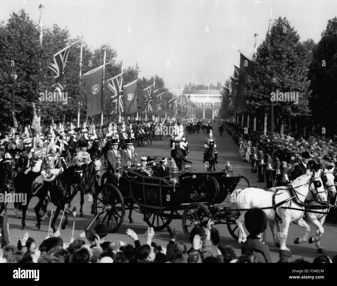 Virtugal Arrives I London Way to Palace. 26th Dec, 1976. General View ...