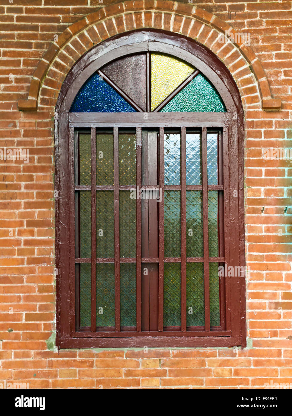 Round window in brick wall hi-res stock photography and images - Alamy