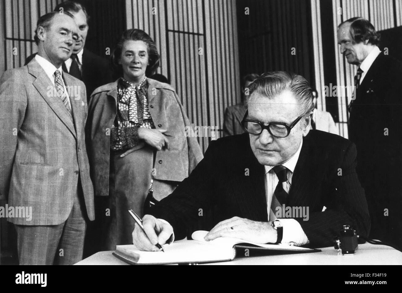 V.P. Rockefeller visits the Sydeny opera House. 26th Dec, 1976 ...