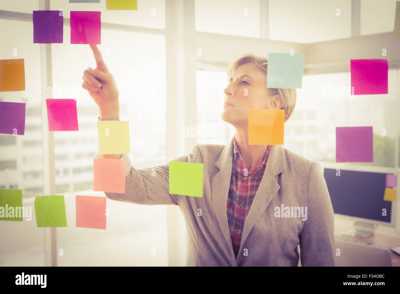 Reading the notes hi-res stock photography and images - Alamy