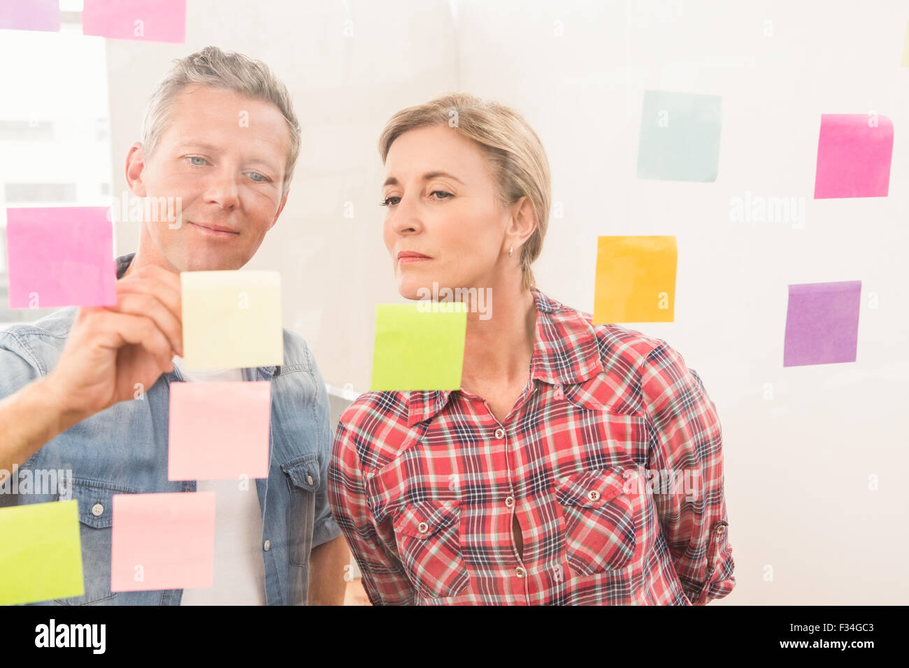 Female business writing reading hi-res stock photography and images - Alamy