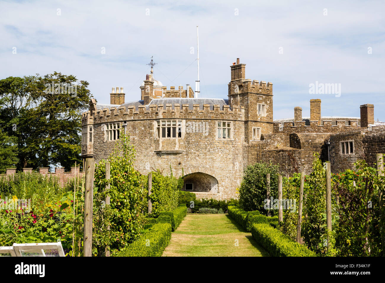 Tudor kitchen garden hi-res stock photography and images - Alamy