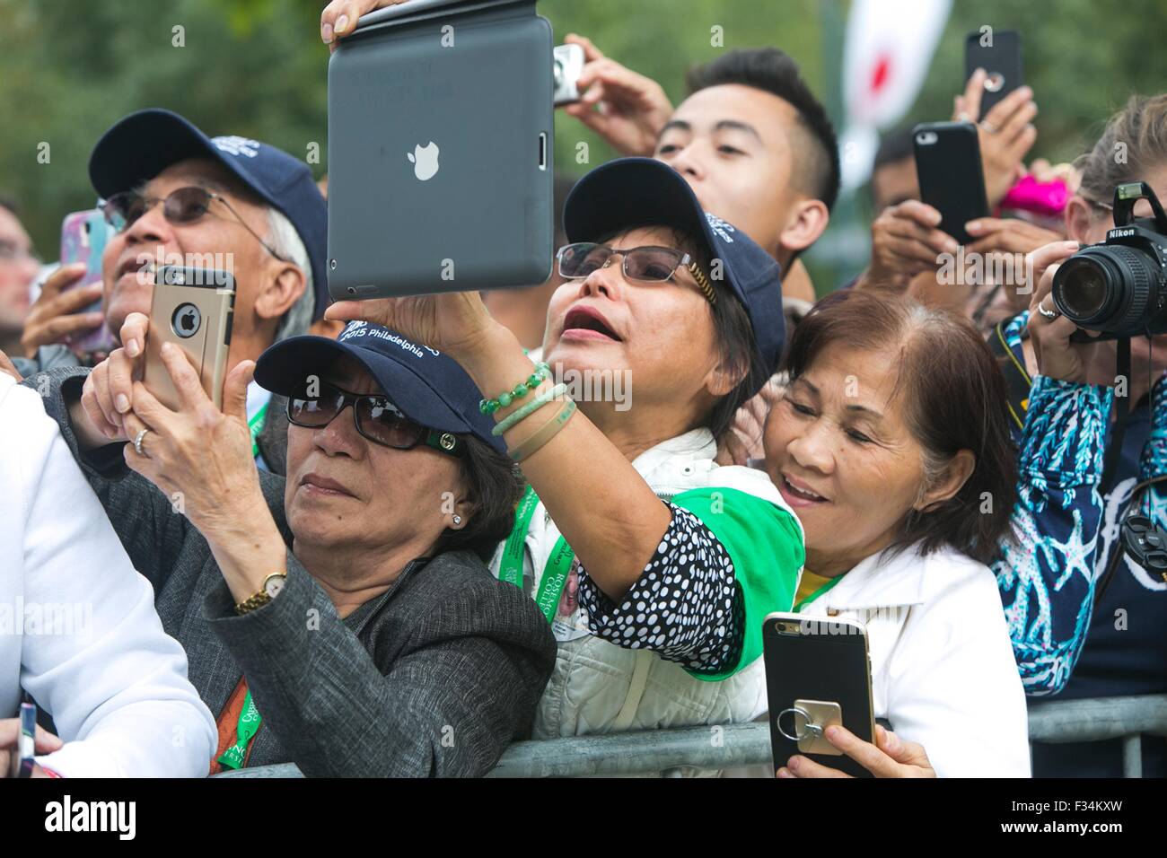 Crowds of worshippers use their mobile phones to capture Pope Francis ...