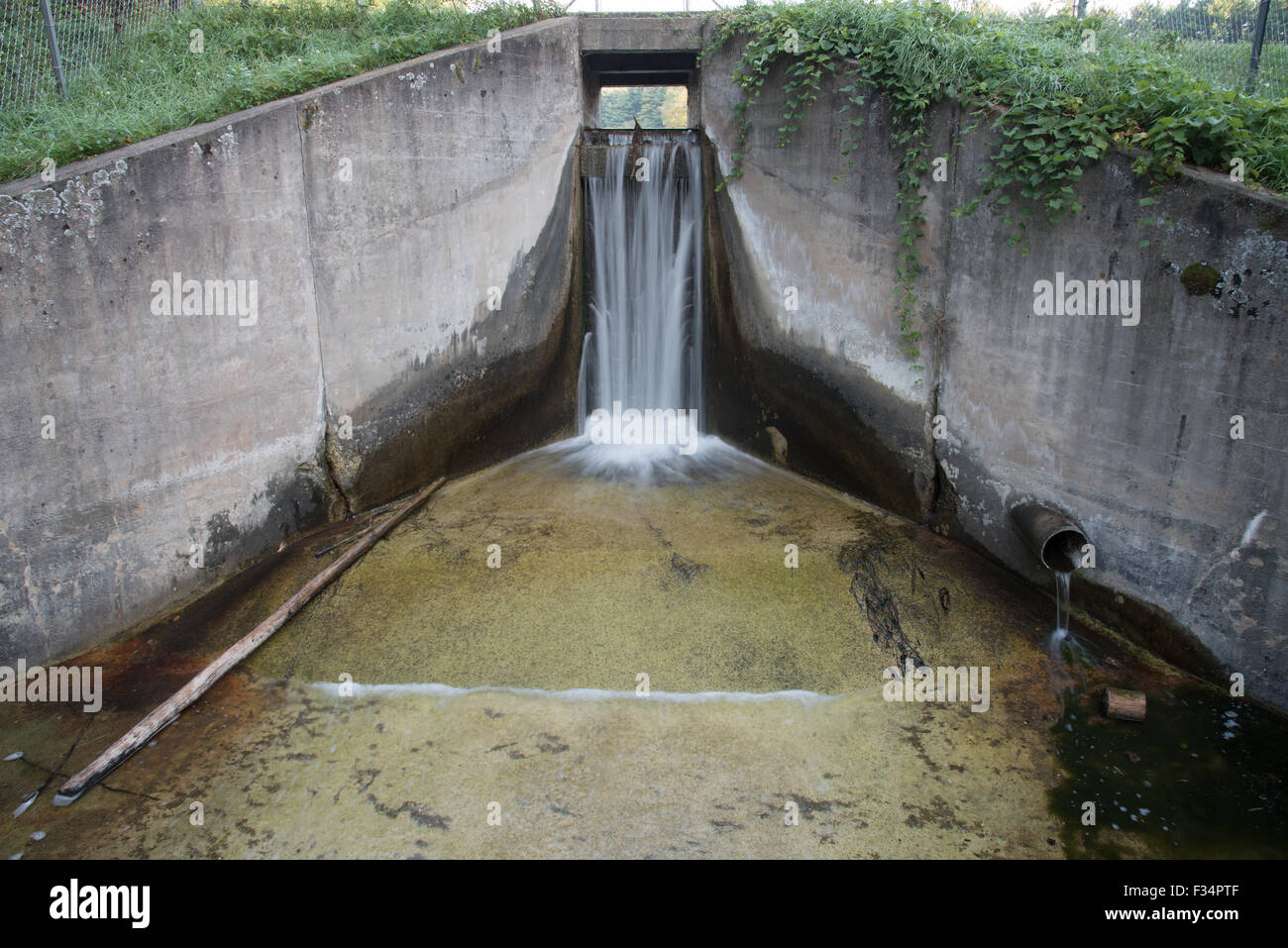 Concrete dam spillway hi-res stock photography and images - Alamy