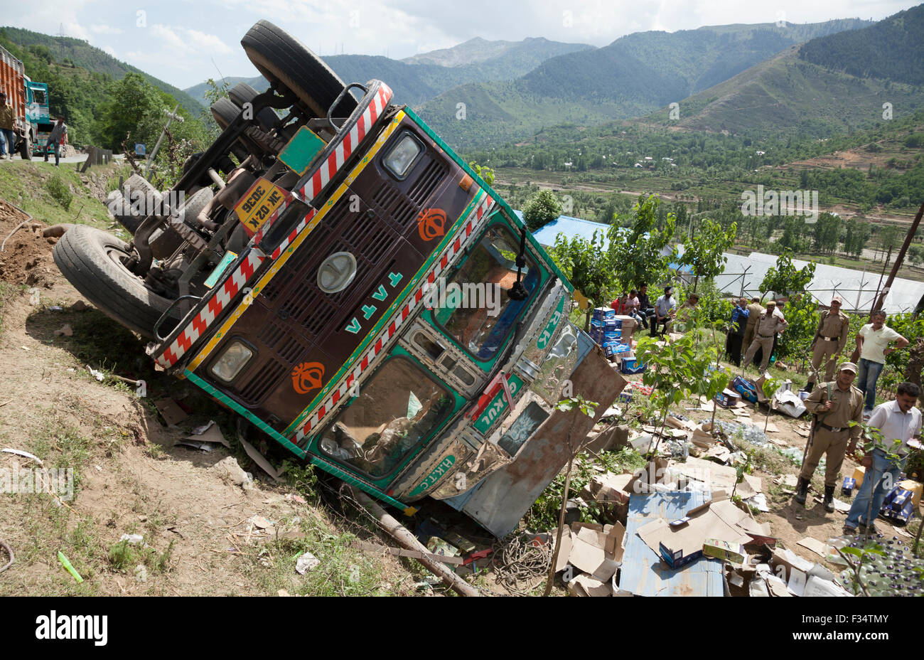 Lorry truck accident india hi-res stock photography and images - Alamy