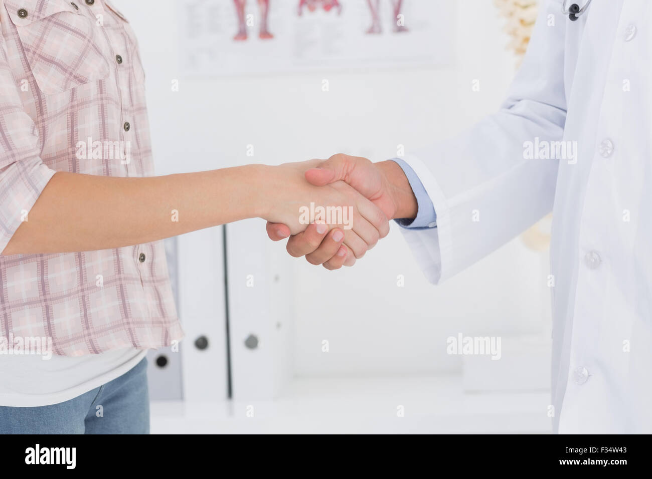 Patient shaking hands with doctor Stock Photo - Alamy