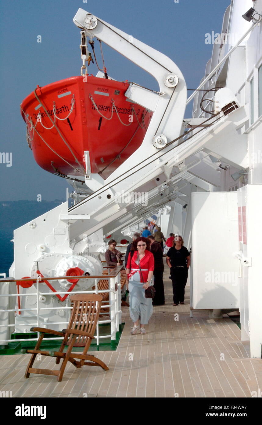 AJAXNETPHOTO - OCT, 2006. - CRUISE LINER - CUNARD PASSENGER LINER QE2 ...