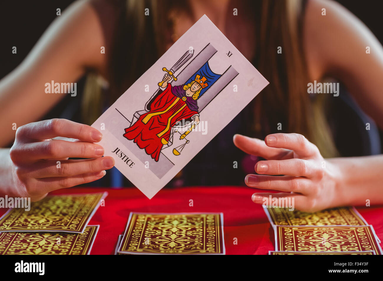 Fortune teller using tarot cards Stock Photo - Alamy
