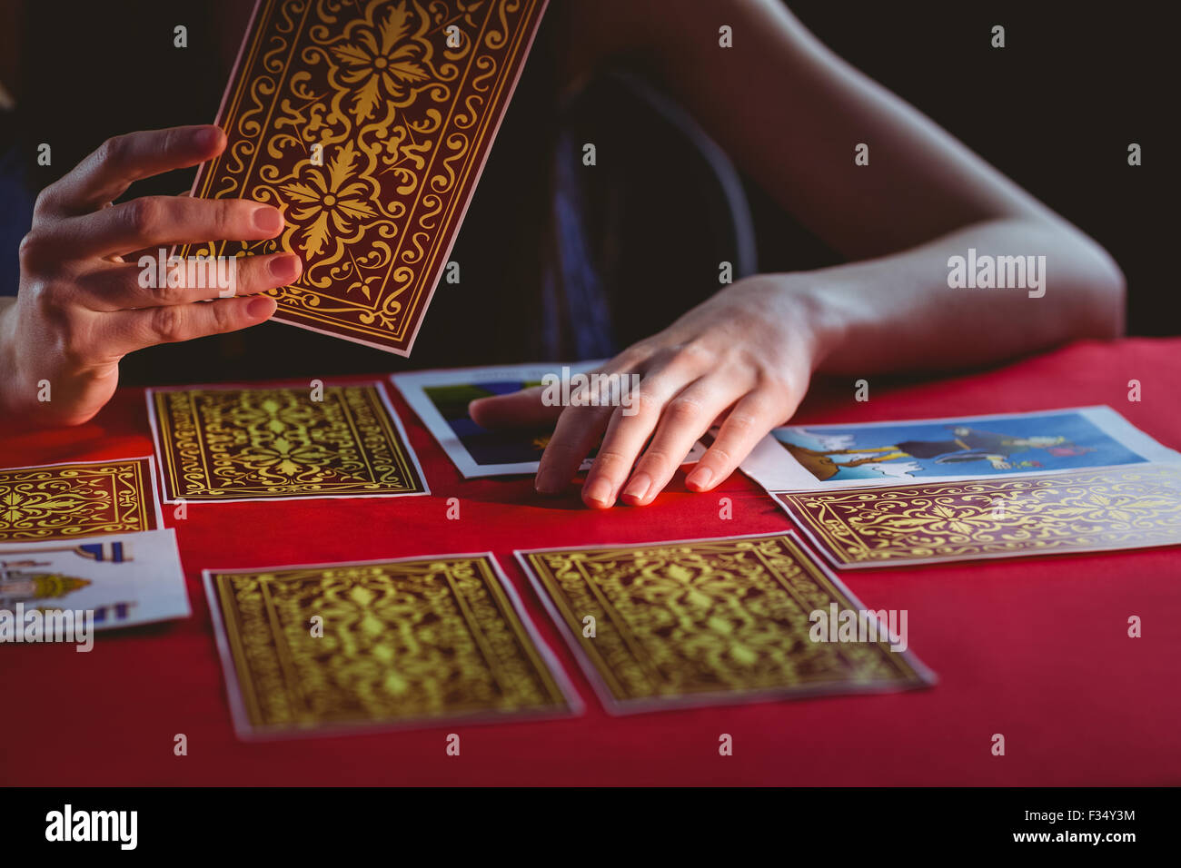 Fortune teller using tarot cards Stock Photo - Alamy