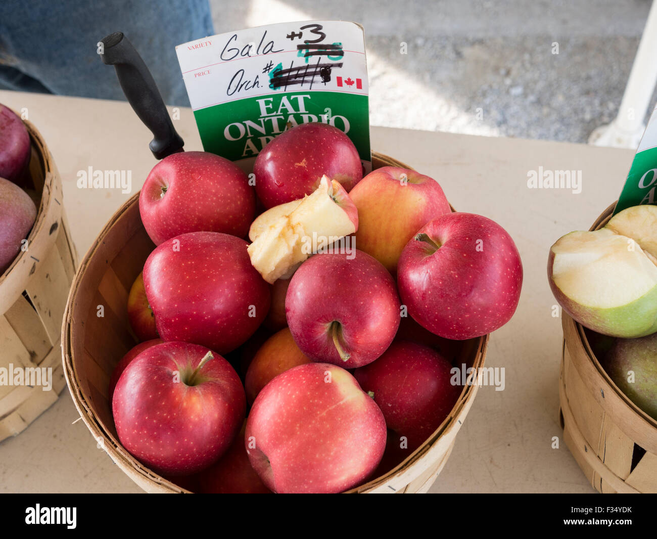 Food sampling stand hi-res stock photography and images - Alamy