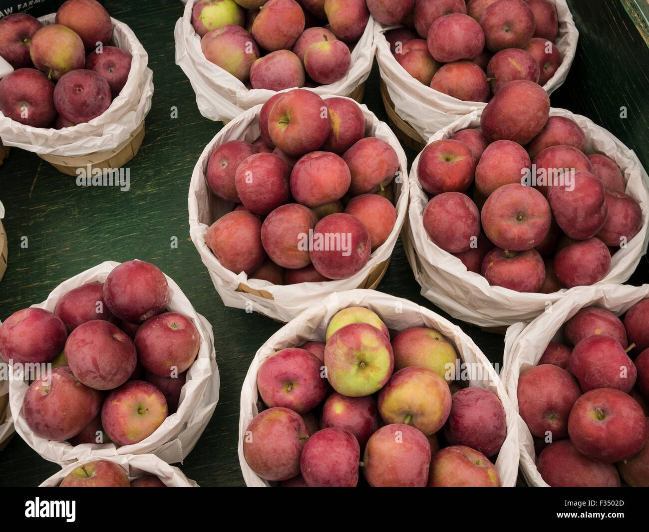 Bushel of apples on display in farmers market Stock Photo - Alamy
