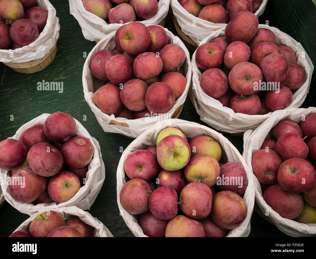 Bushel of apples on display in farmers market Stock Photo - Alamy