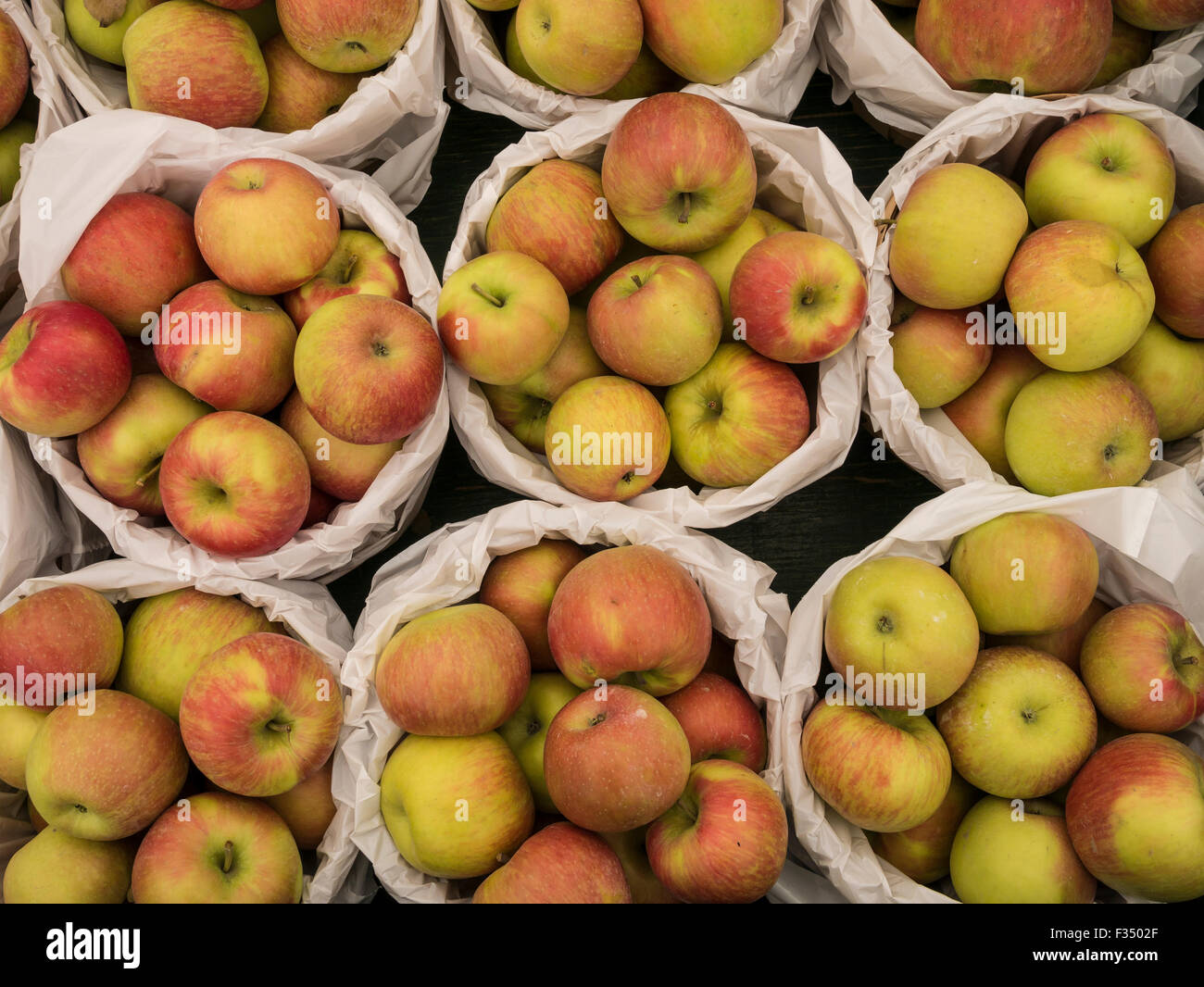 Bushel of apples on display in farmers market Stock Photo - Alamy