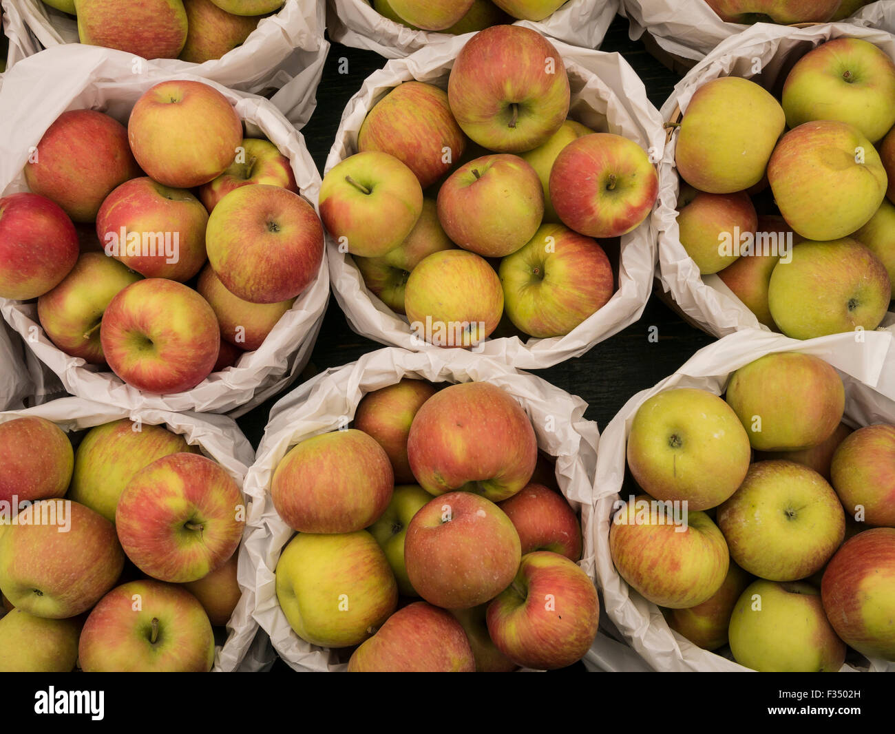 Bushel of apples on display in farmers market Stock Photo - Alamy