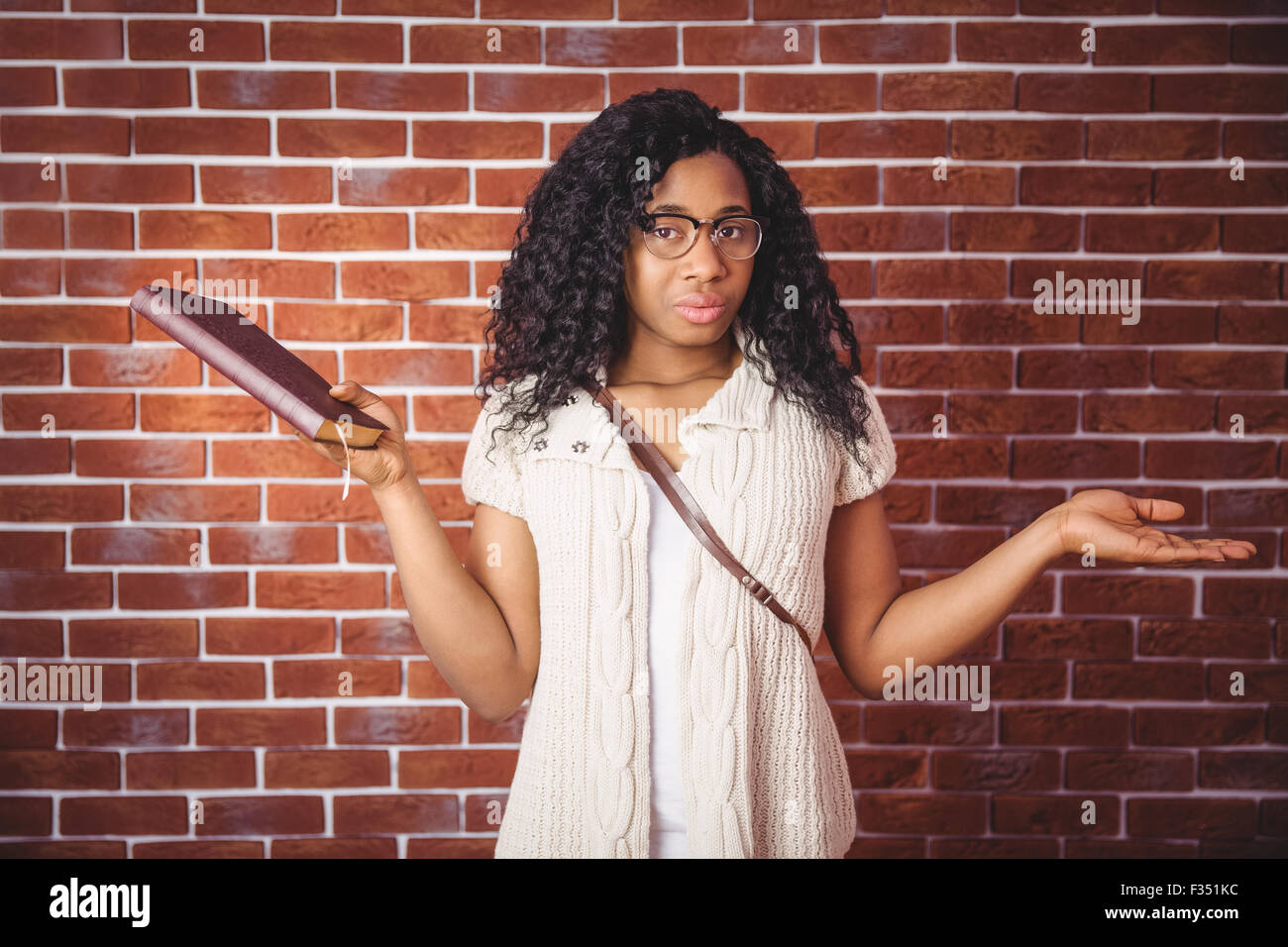 Woman shrugging shoulders hi-res stock photography and images - Alamy