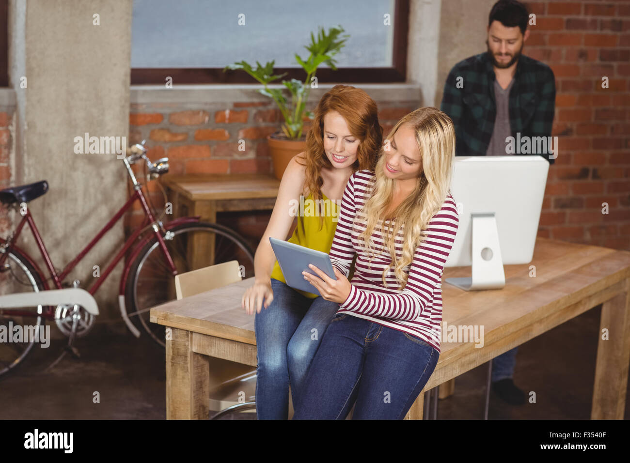 Women on computer hi-res stock photography and images - Alamy
